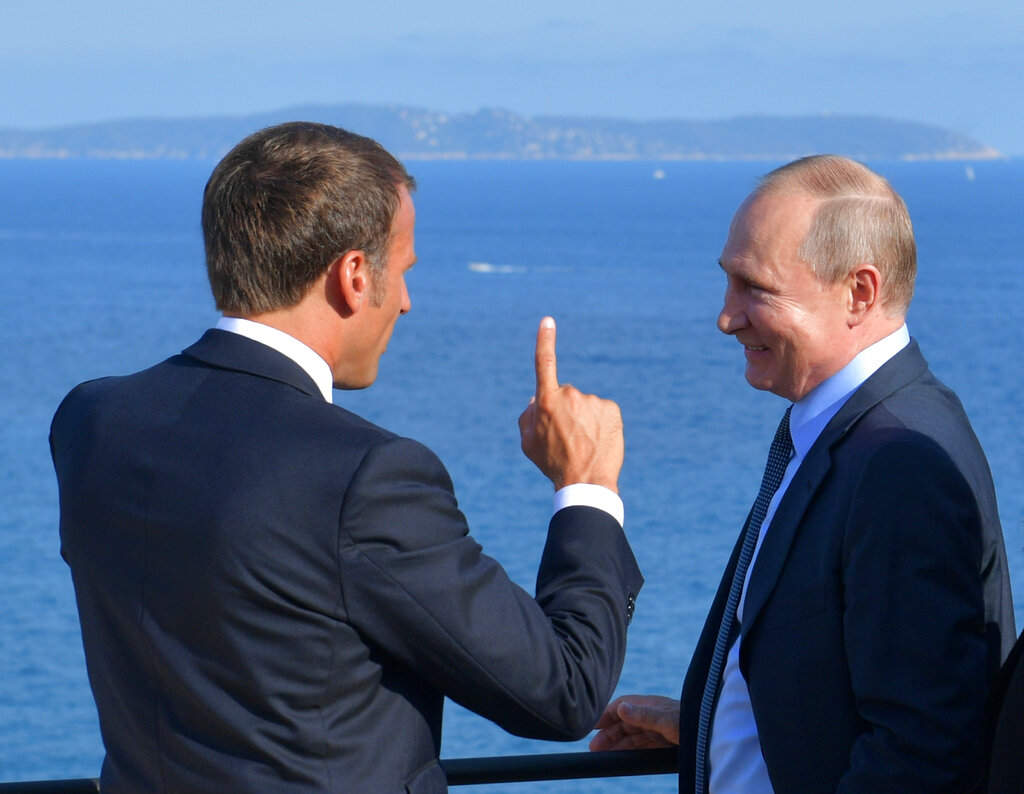 Macron keeps an open line to Putin as war in Ukraine rages | News ...